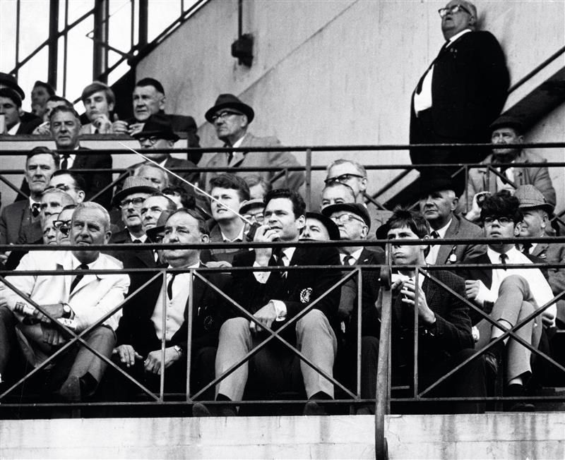 Former Carlton forward Peter Smith passes