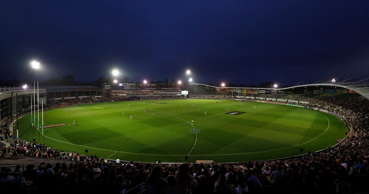 Footy, fans return to Ikon Park