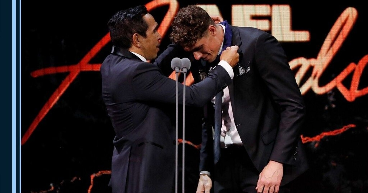 Eddie presents Charlie with 2022 Coleman Medal