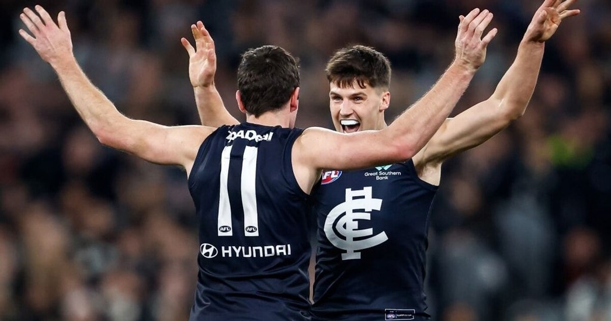 AFL R20 | McGovern's monster kick splits the big sticks